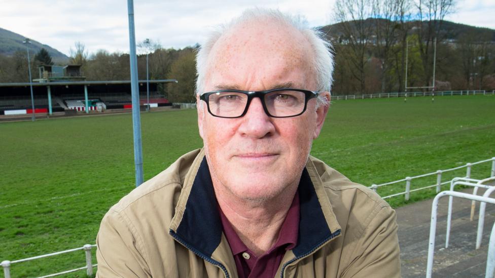 Eddie Butler: Hundreds gather to pay tribute at memorial - BBC News