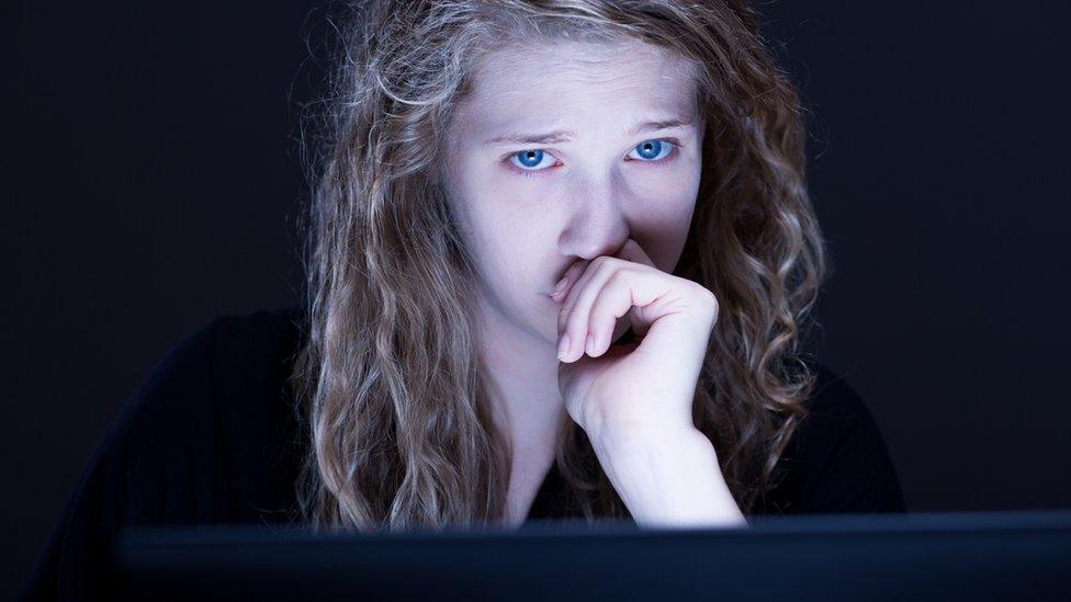 Metropolitan Police to target online hate crime and abuse - BBC News