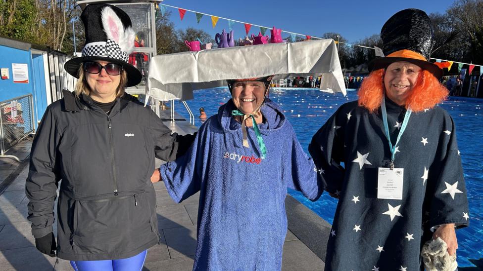 Tooting Bec: Cold water swimming championships return to lido - BBC News