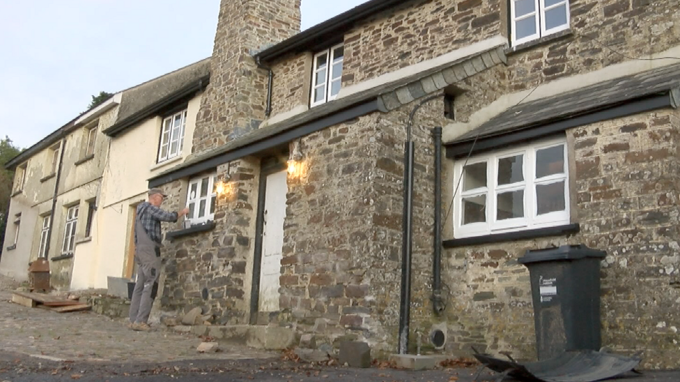 Cornwall surgeon aims to end village's five-year pub drought - BBC News