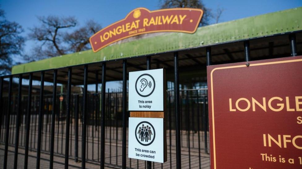Longleat's 'strong smell', 'hot' and 'noisy' signs praised - BBC News