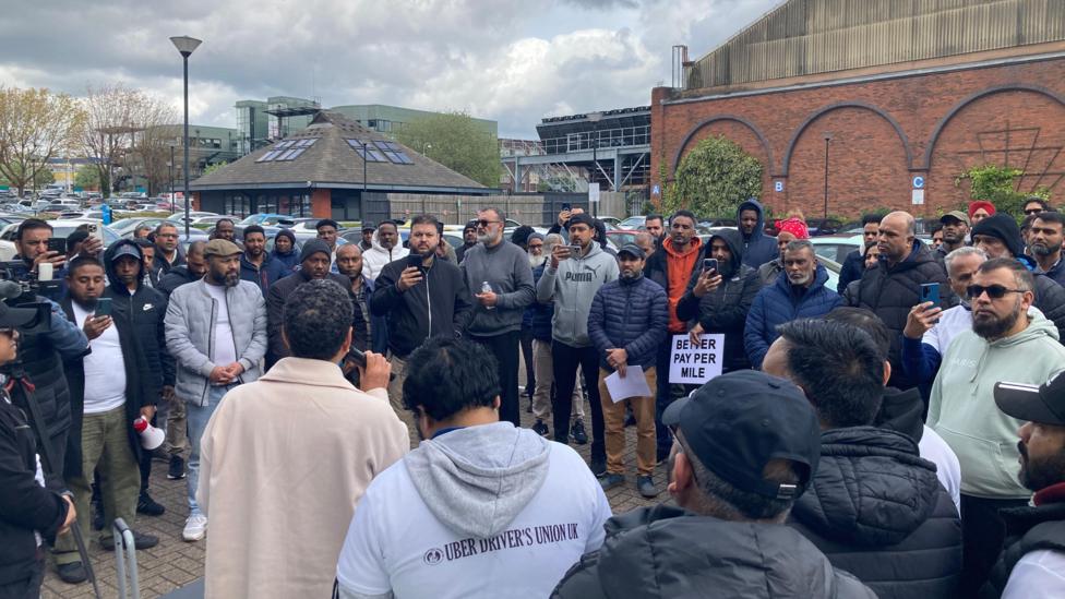 Uber drivers stage a second Birmingham protest over pay - BBC News