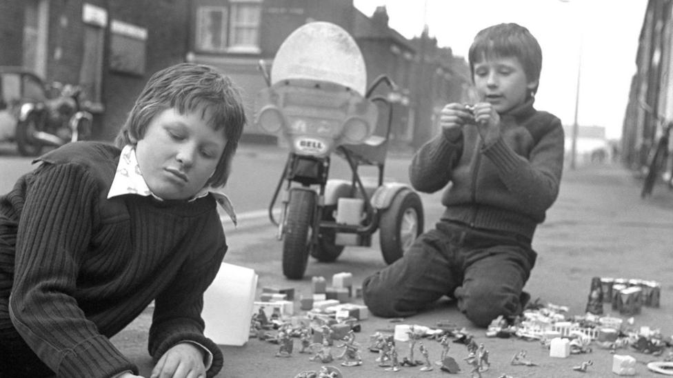 Hull's lost Hessle Road fishing community featured in exhibition - BBC News