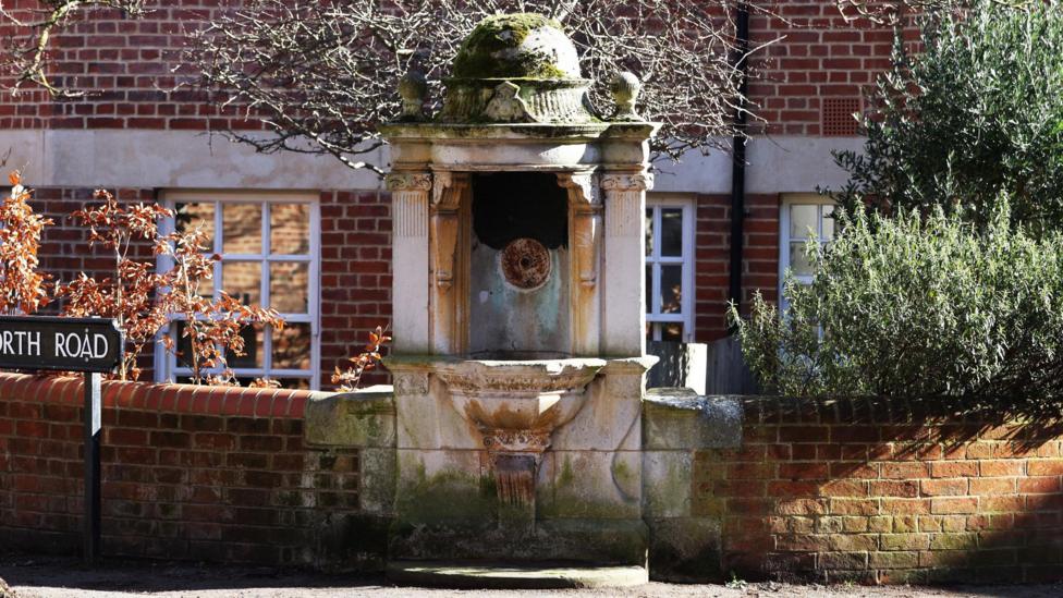 Victorian drinking fountain in Oxford to be fully restored - BBC News