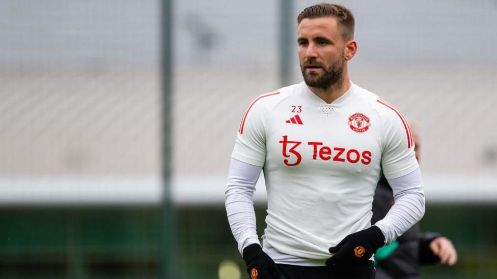 Luke Shaw: Manchester United defender back in training after three ...