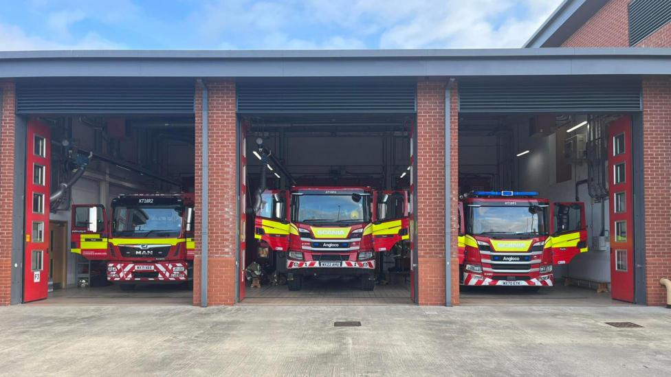 Dorset fire service gets new vehicle to tackle heath fires - BBC News