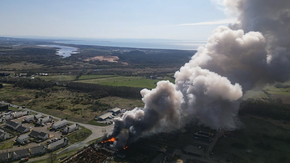 Residents' terror over huge fire at battery plant in Kilwinning - BBC News