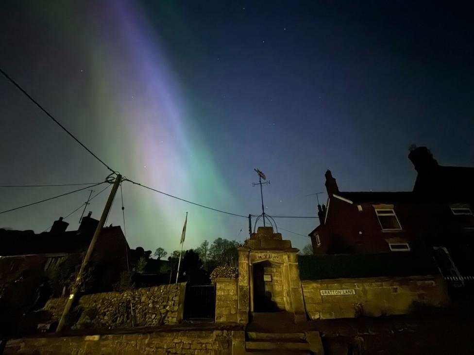 Rare appearance for Northern Lights in West Midlands - BBC News