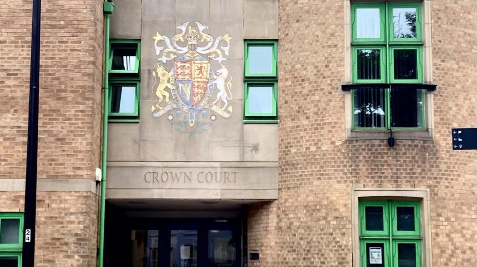 Bedford murder accused asked friend to buy knives online - BBC News