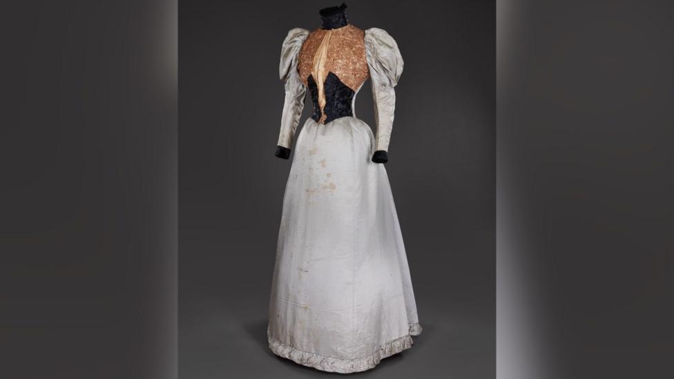 Centuries of royal style shared online by Historic Royal Palaces - BBC News