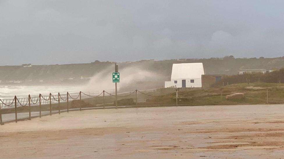 Jersey tide warnings with large waves and strong winds expected - BBC News