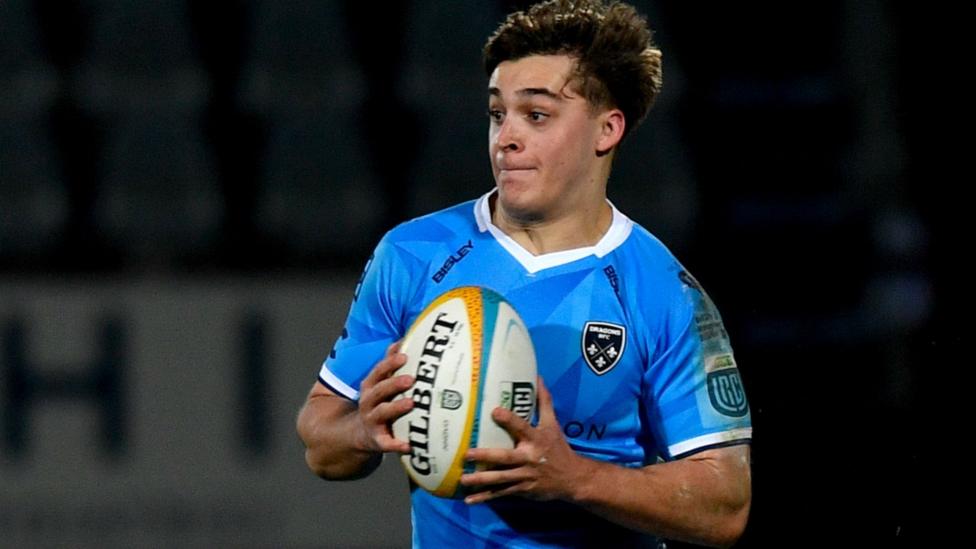 Huw Anderson: Full-back signs new long-term Dragons deal - BBC Sport