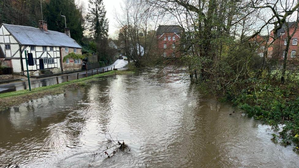 Residents' anger at persistent flooding in Godalming - BBC News