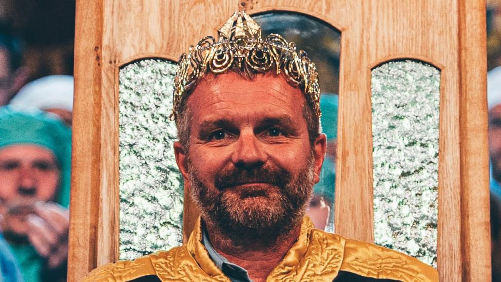 Tudur Hallam yn ennill Cadair Eisteddfod Genedlaethol Wrecsam - BBC ...