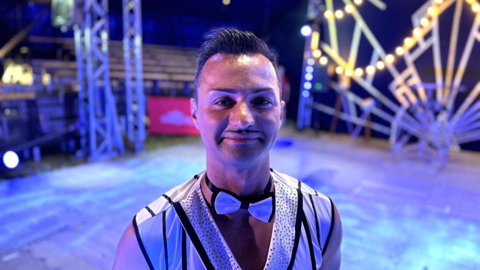 'Circus unites us', say Russo-Ukrainian acts before Suffolk show - BBC News