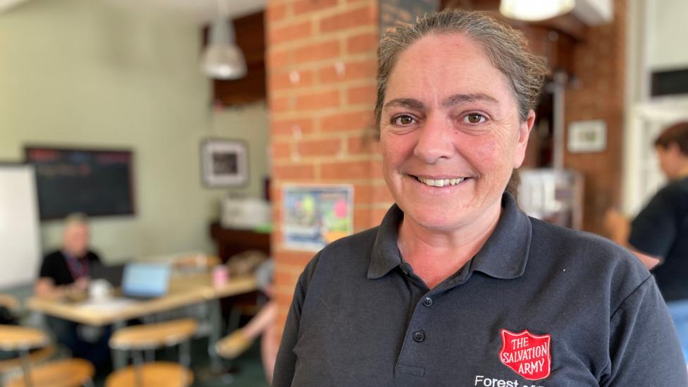 Forest of Dean school uniform pop-up a 'godsend', mum says - BBC News