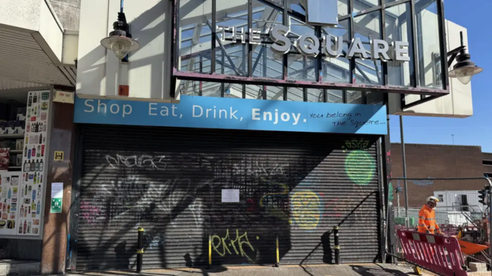 Traders 'given an hour to leave' Birmingham's Priory Square - BBC News