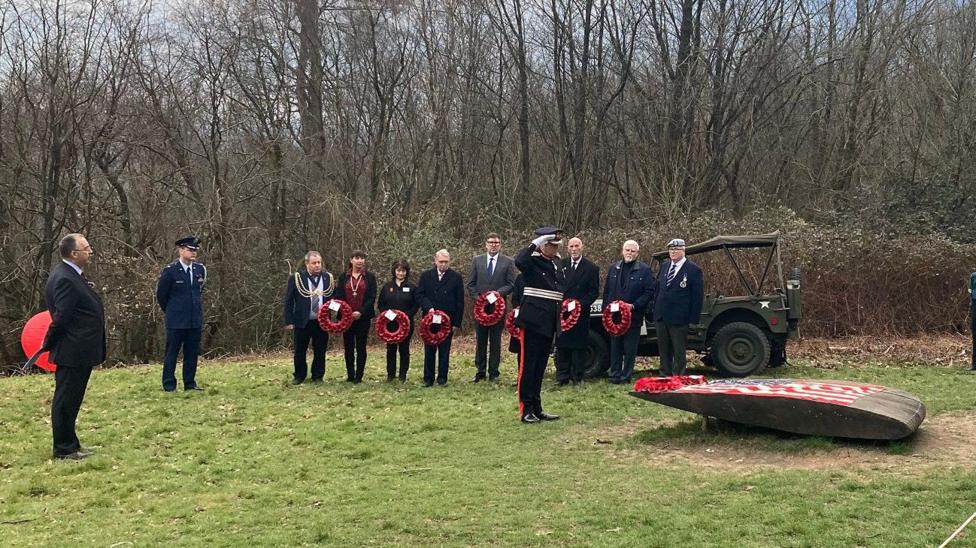Nine killed in WW2 bomber crash on Reigate Hill remembered - BBC News