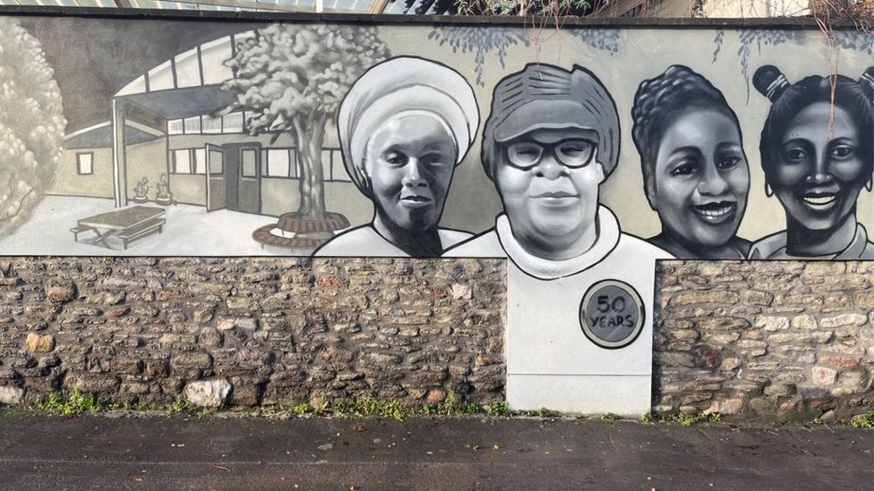Mural celebrates 'unsung heroes' of Felix Road Playground - BBC News