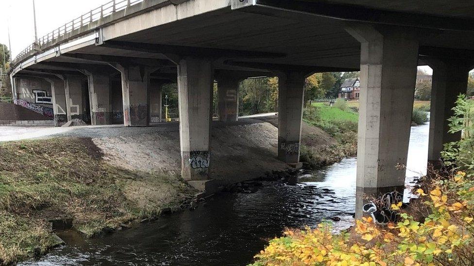 M60 repairs: Motorway bridge scheme completed 11 months early - BBC News