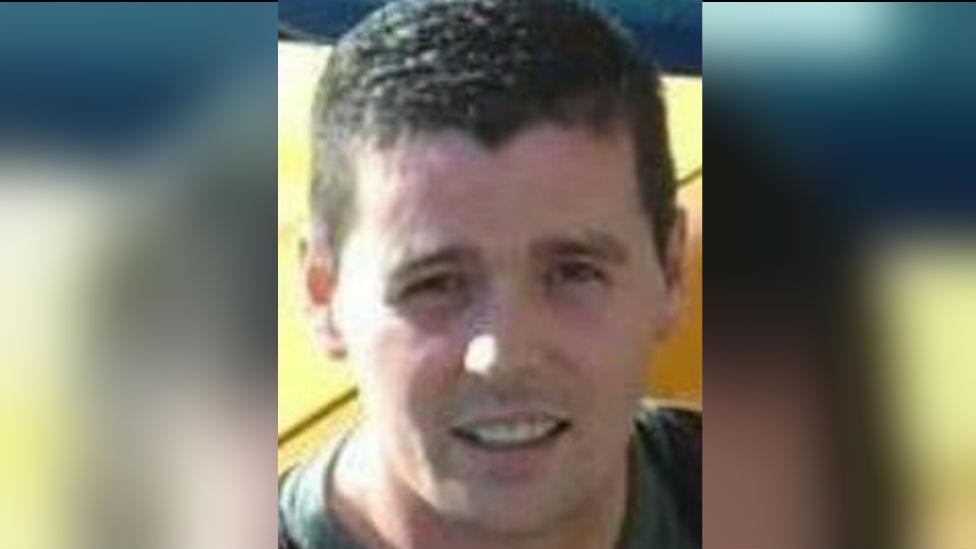 Murder hunt after man killed outside Glasgow home - BBC News
