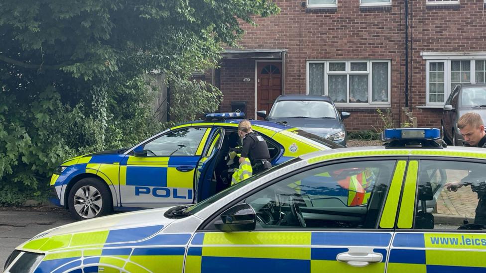 Father killed five-year-old son in Leicester murder-suicide - BBC News