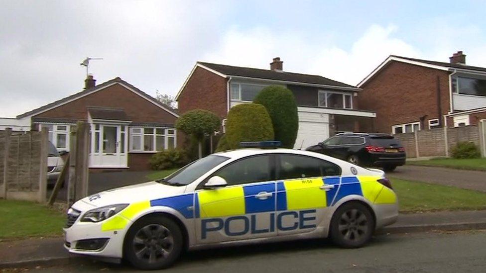West Midlands 'murder-suicide': Husband and wife found dead - BBC News