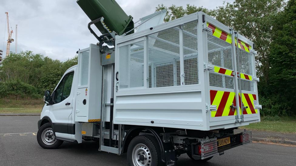 Mansfield: Mini-bin lorry trial targets hard to reach areas - BBC News