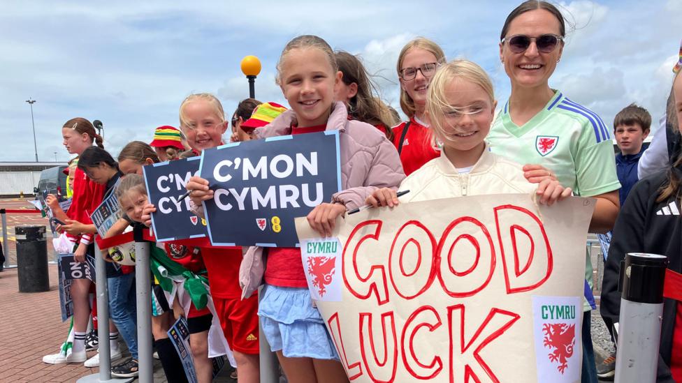 Cannoedd yn ffarwelio â thîm Cymru cyn Euro 2025 - BBC Cymru Fyw