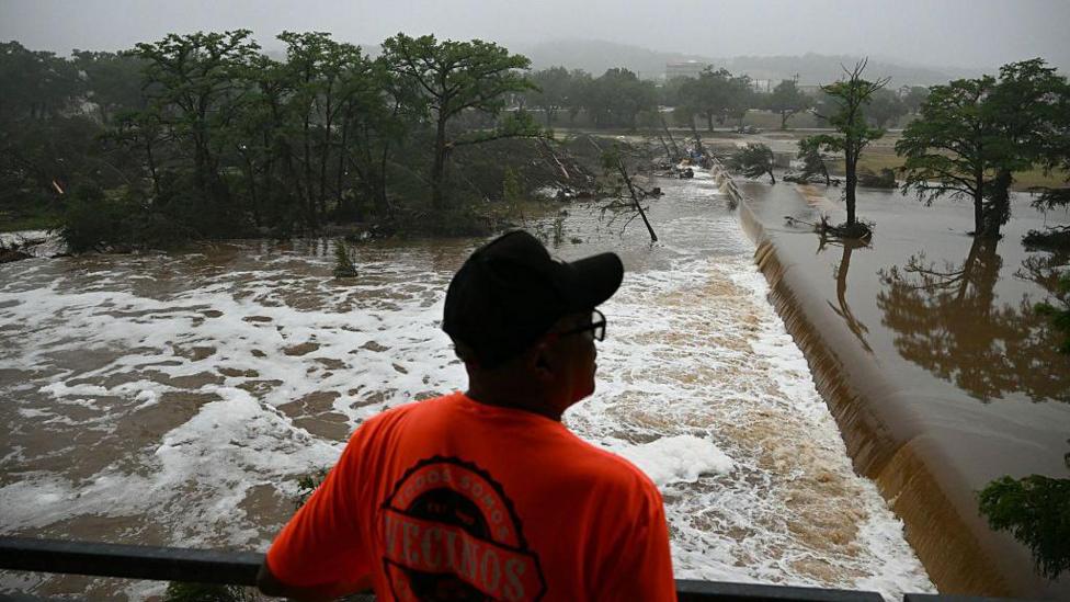 How fast moving floods ripped through central Texas - BBC News
