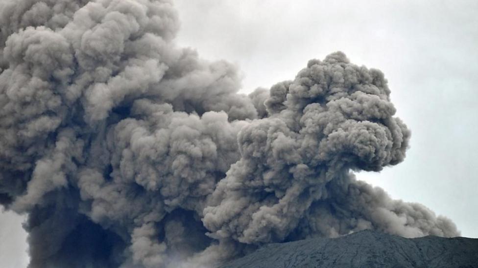 Indonesia: At least 10 dead after Mount Lewotobi volcano erupts - BBC News