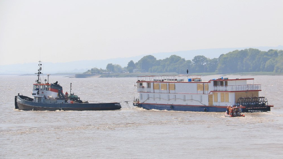 Paddle steamer MV Oliver Cromwell sinks off Anglesey coast - BBC News