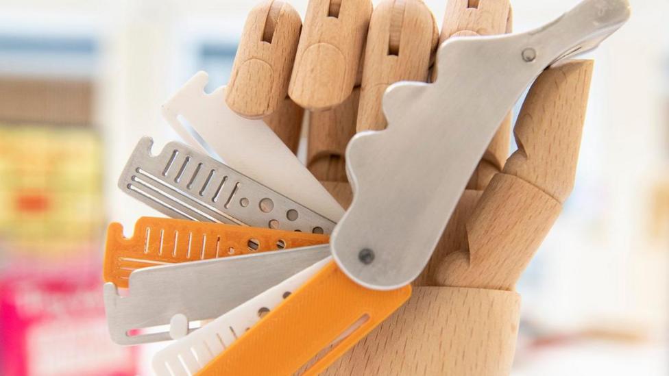 Nottingham student creates device to help compulsive hair pullers - BBC ...