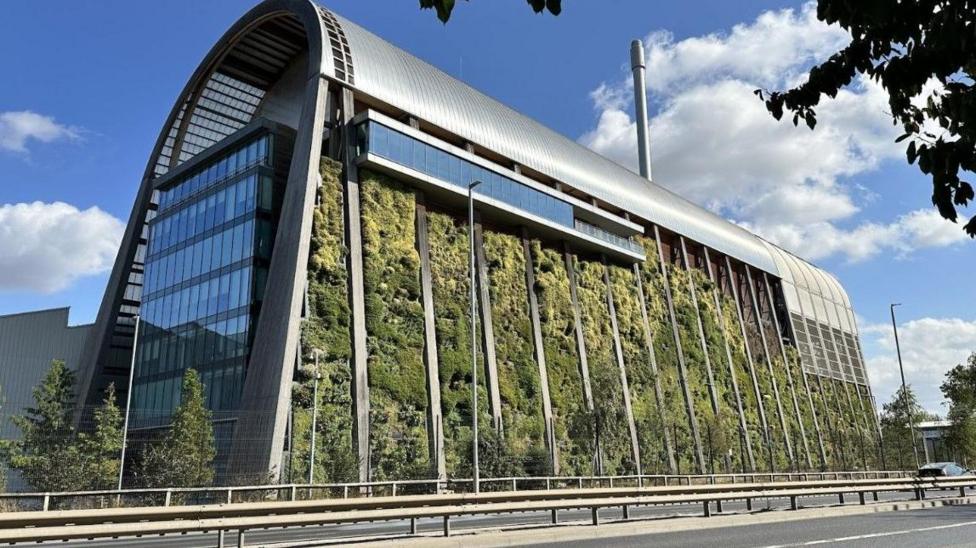 Leeds Uni lecture theatre block voted best city building - BBC News