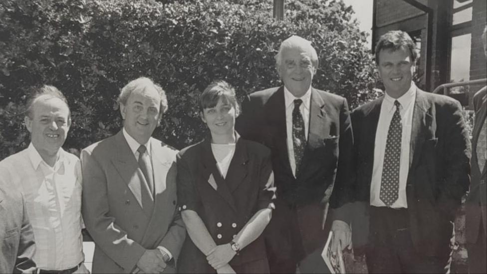 Oriel luniau o BBC Bangor yn 90 oed - BBC Cymru Fyw
