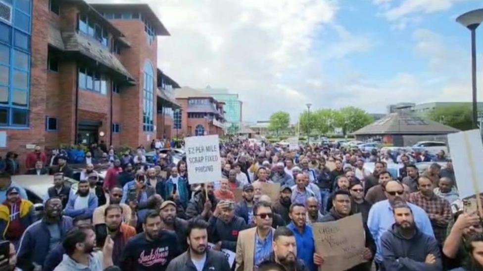 Uber drivers stage a second Birmingham protest over pay - BBC News