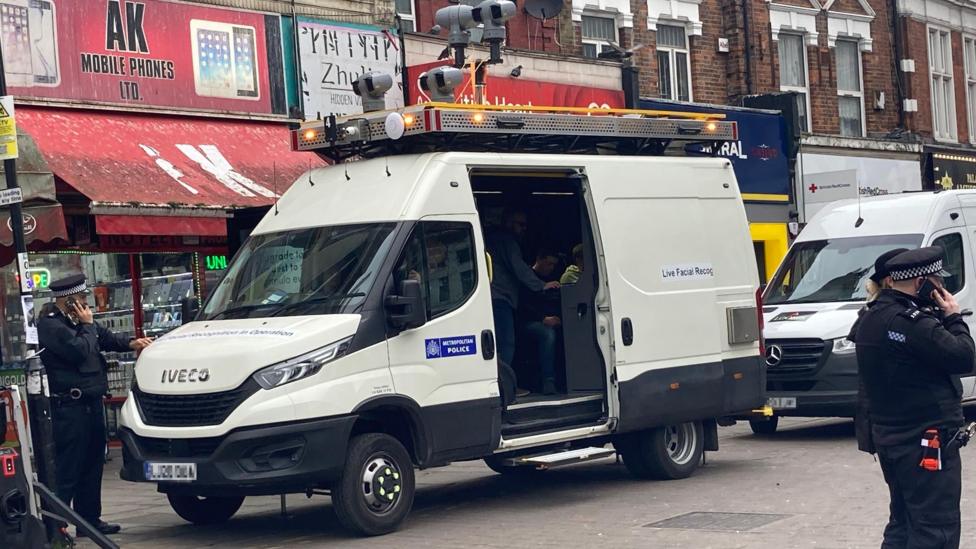 Croydon's fixed facial recognition cameras spark debate - BBC News