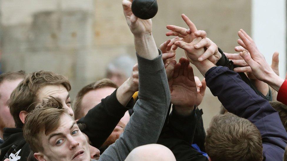 In pictures: Uppies battle the Doonies in Jedburgh's ba' game - BBC News