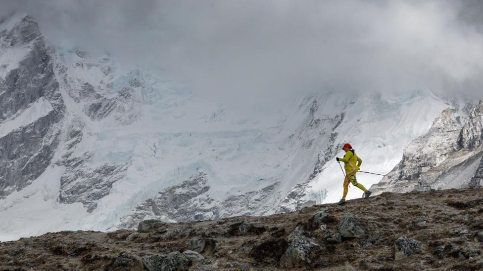 Veteran Sally Orange completes Everest marathon dressed as lemon - BBC News