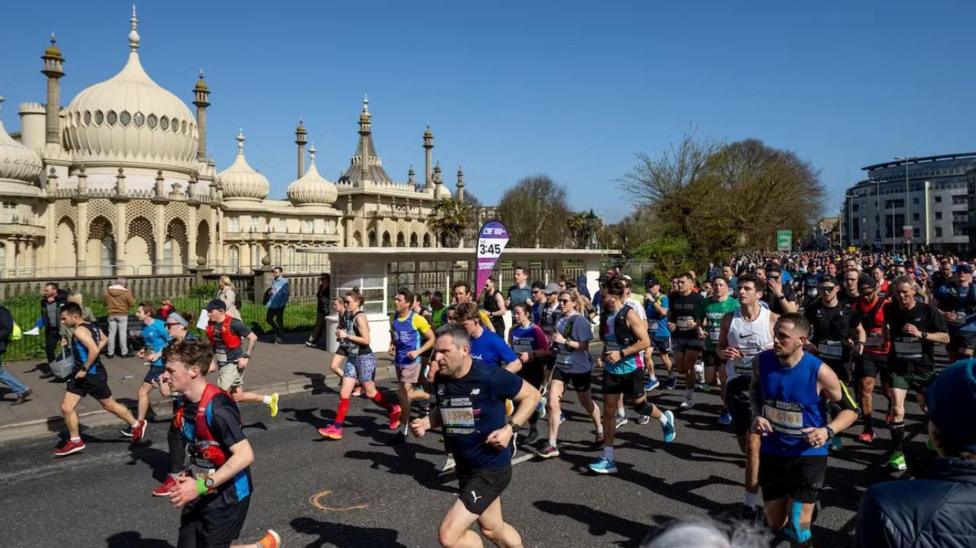 Thousands take part in Brighton Marathon and 10k - BBC News