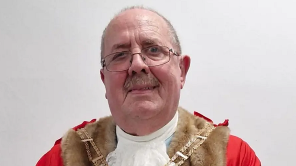 Barry Panter: Mayor killed in crash was 'dedicated to community' - BBC News