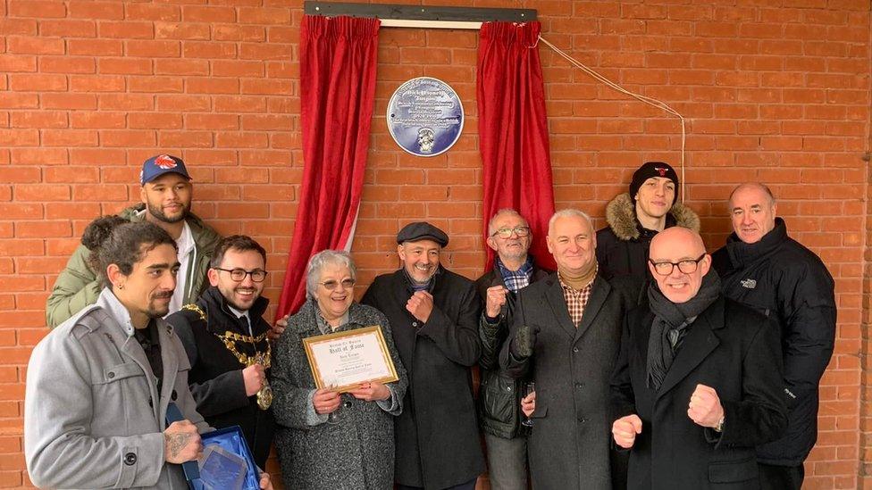 Warwick: Locker obscures boxer Dick Turpin's blue plaque - BBC News
