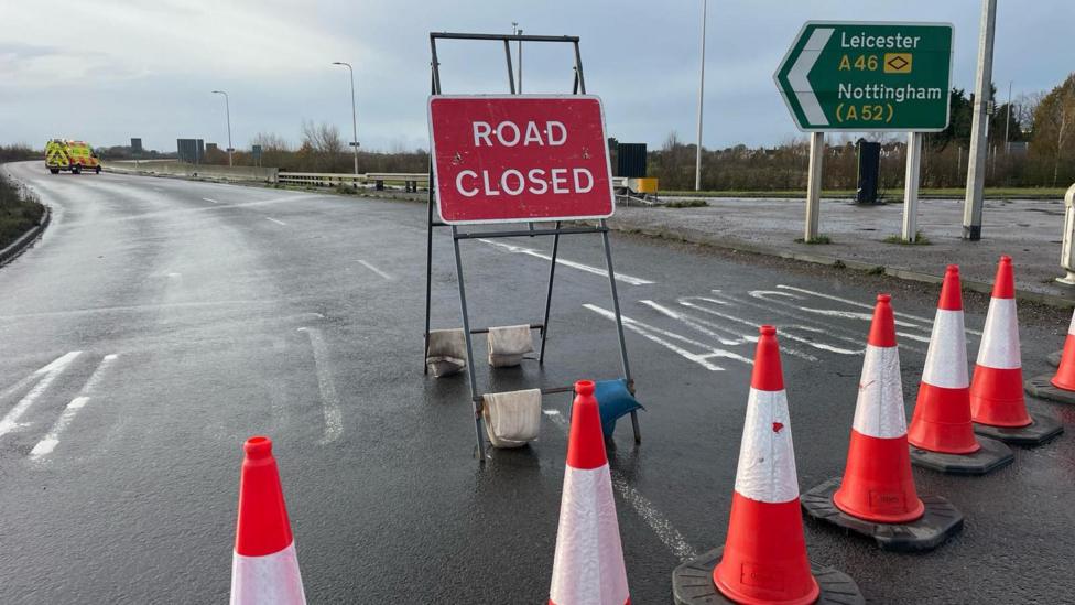 A46: Serious three-vehicle crash shuts dual carriageway - BBC News