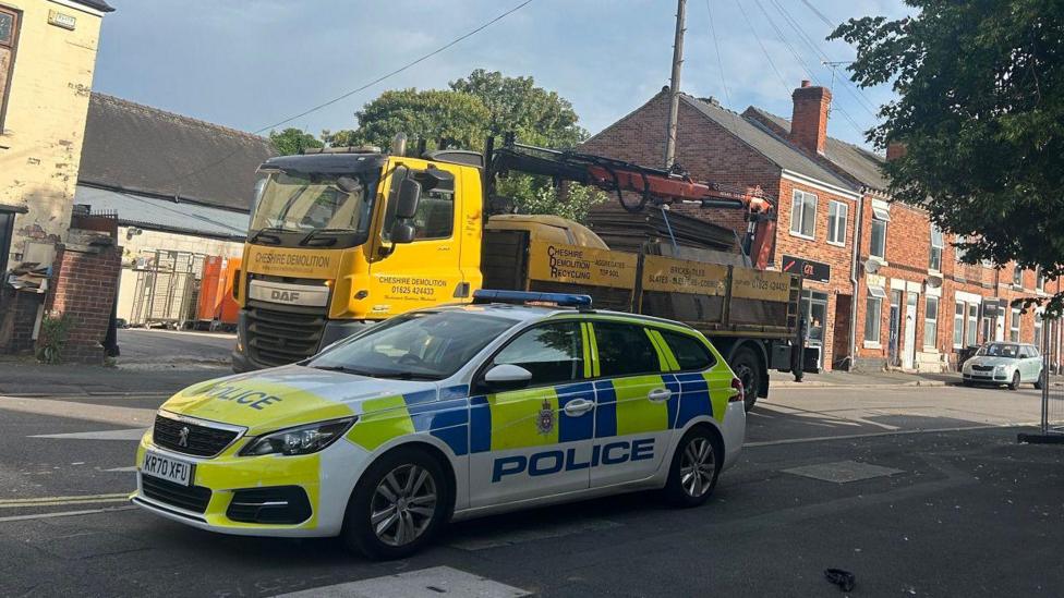 'Complex' demolition for three Derby houses hit by explosion - BBC News