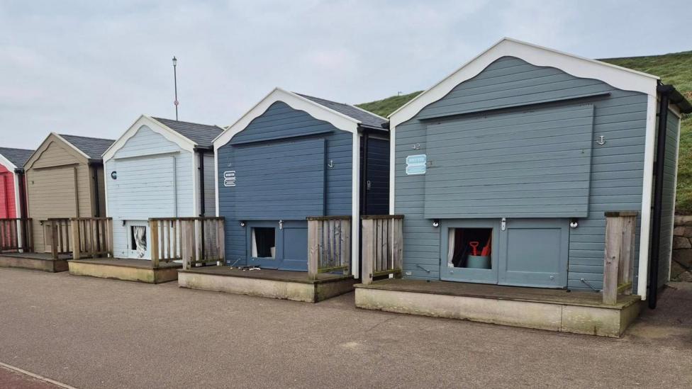 Disposable barbecue in bin blamed for Essex beach huts fire - BBC News