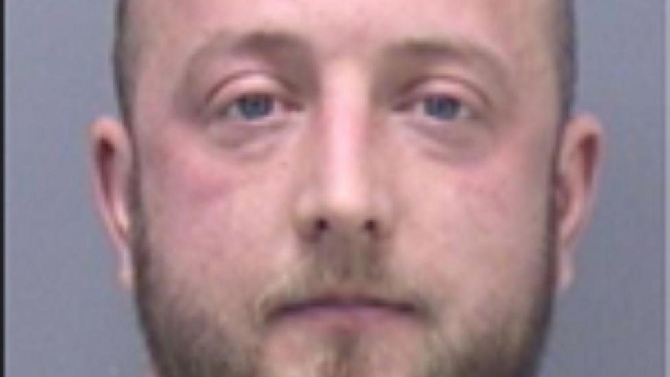 HMP Guys Marsh: Prison officer jailed for smuggling contraband - BBC News