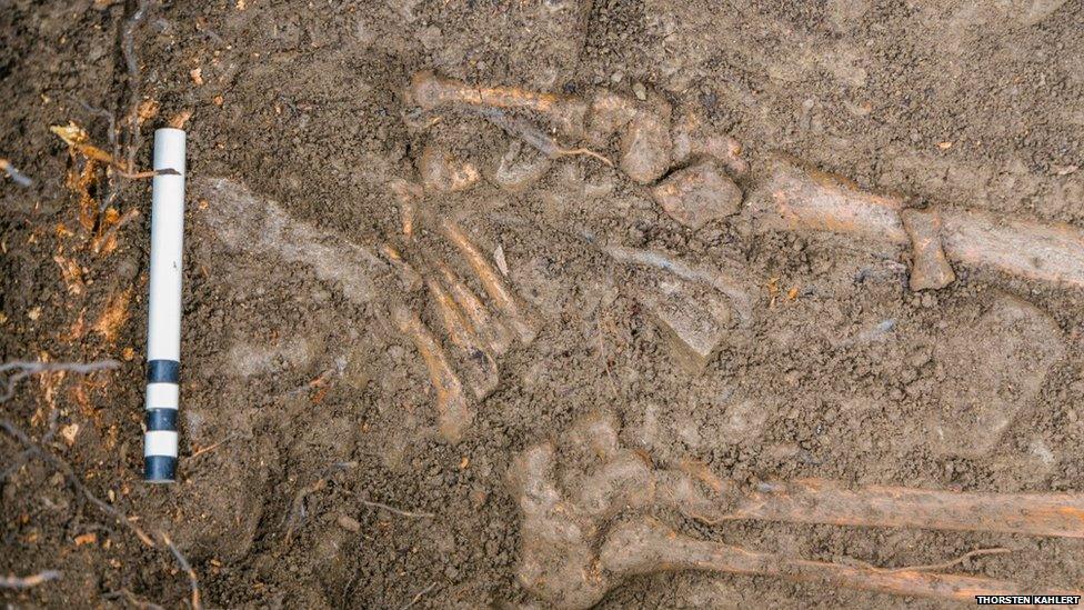 Storm unearths medieval skeleton of man in County Sligo - BBC News