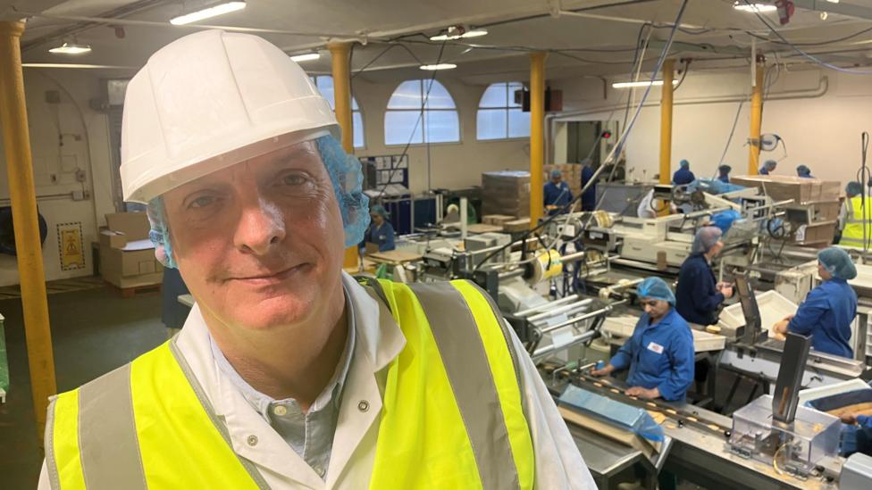 'Our factory makes 2,500 custard creams a minute' - BBC News