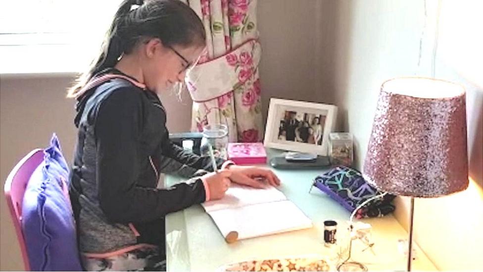 Coronavirus: Rainbows in windows to spread joy - BBC Newsround