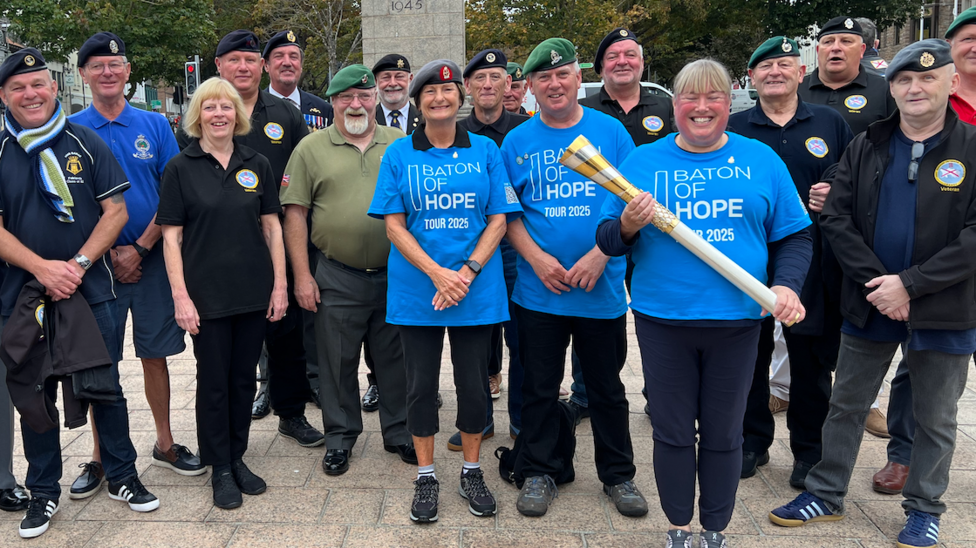 Bereaved Jersey families carry baton for suicide prevention - BBC News